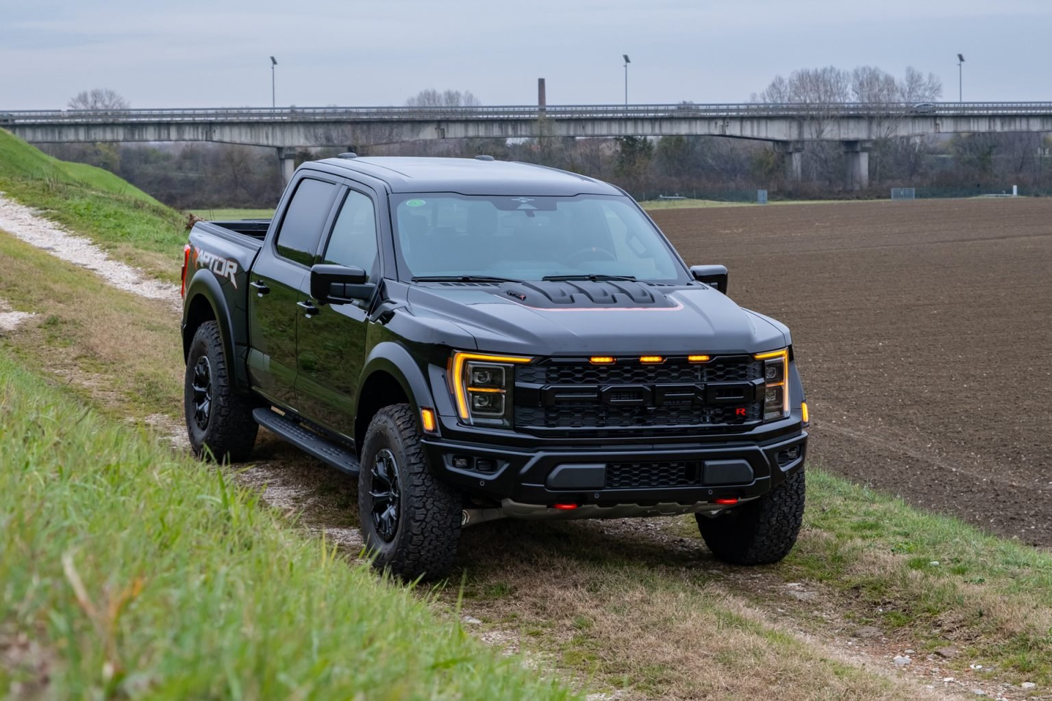 Ford F-150 Raptor R, il pick-up col V8 da 710 CV in Italia da ...